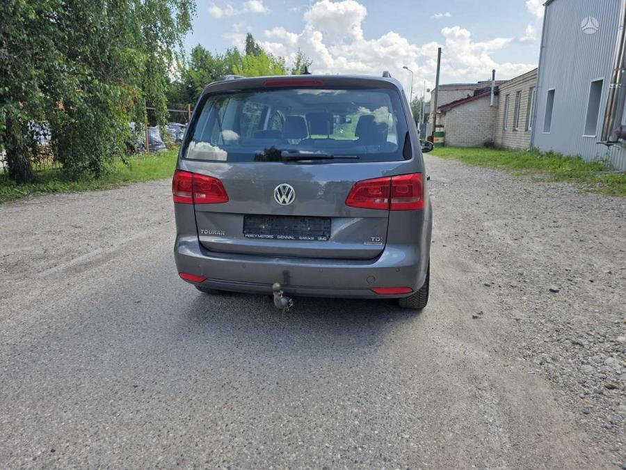 Grey Volkswagen Touran 2013 in Ukmerge, with an engine capacity of 1.60 L and mileage of 240 thousand km for 4150 €, photo 6 on AUTOMOTO.COM.LV