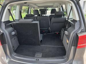 Grey Volkswagen Touran 2013 in Ukmerge, with an engine capacity of 1.60 L and mileage of 240 thousand km for 4150 €, photo 8 on AUTOMOTO.COM.LV