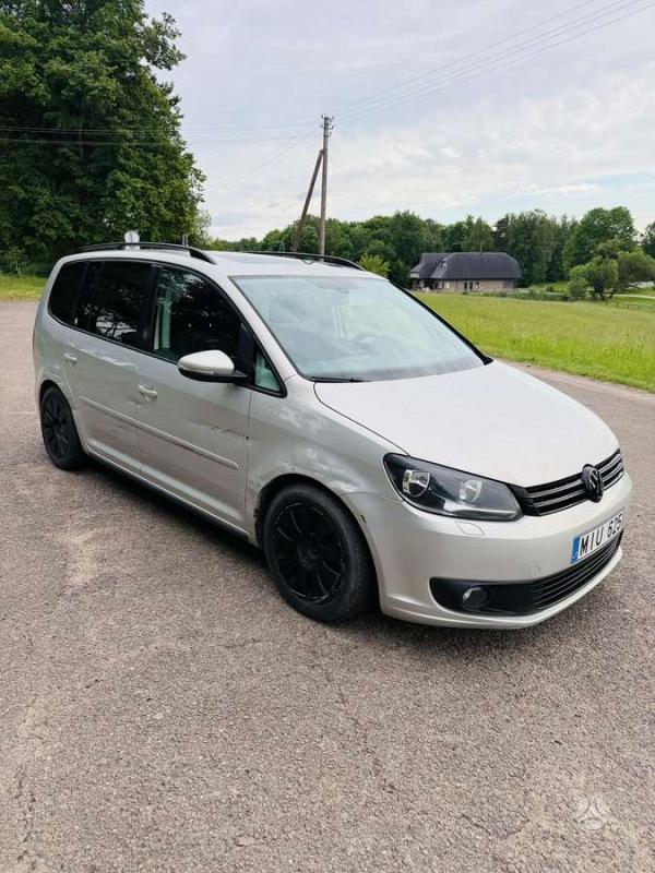 Pelēks Volkswagen Touran 2013 Kauņa, ar dzinēja tilpumu 1.60 L un nobraukumu 391 tūkst. km par 3499 €, foto 1 vietnē AUTOMOTO.COM.LV