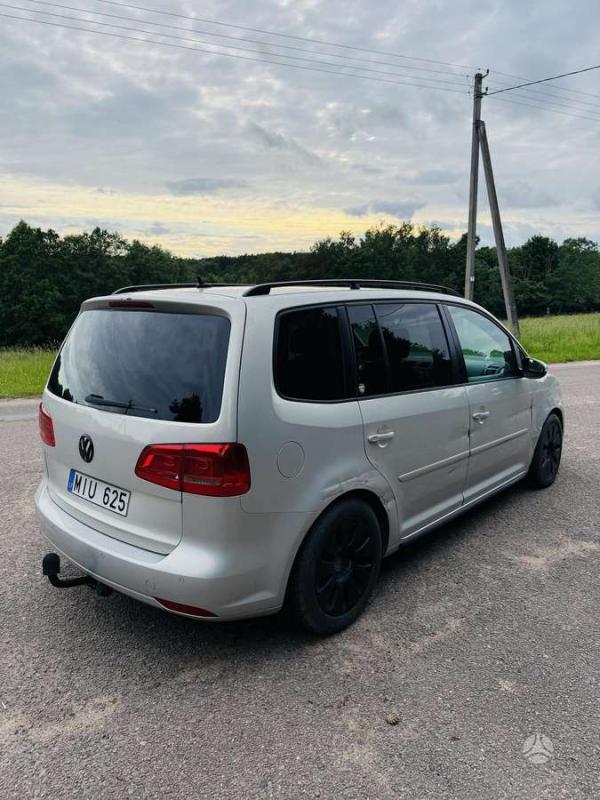 Pelēks Volkswagen Touran 2013 Kauņa, ar dzinēja tilpumu 1.60 L un nobraukumu 391 tūkst. km par 3499 €, foto 2 vietnē AUTOMOTO.COM.LV