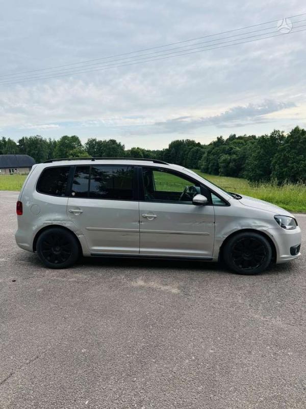 Pelēks Volkswagen Touran 2013 Kauņa, ar dzinēja tilpumu 1.60 L un nobraukumu 391 tūkst. km par 3499 €, foto 3 vietnē AUTOMOTO.COM.LV
