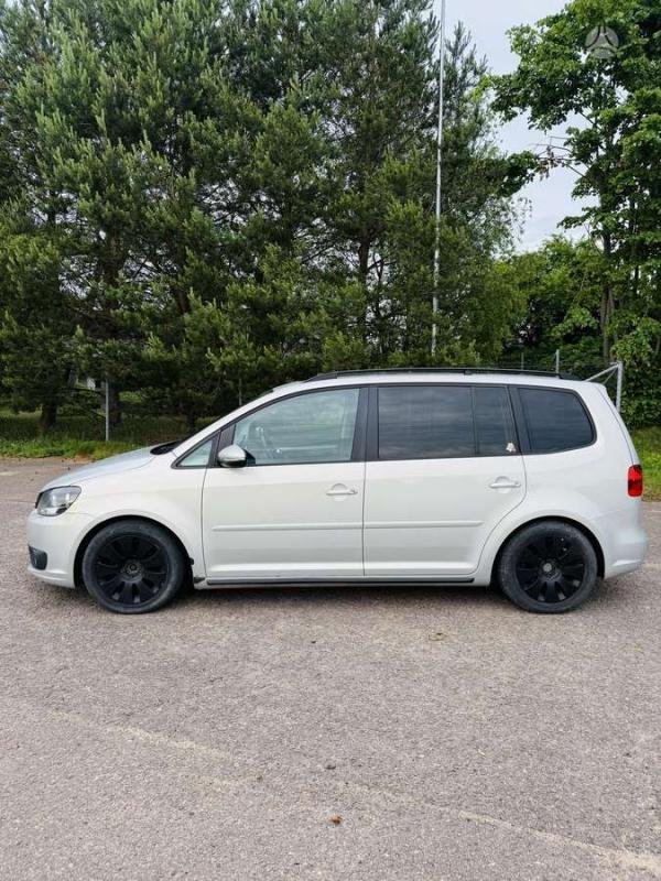 Pelēks Volkswagen Touran 2013 Kauņa, ar dzinēja tilpumu 1.60 L un nobraukumu 391 tūkst. km par 3499 €, foto 6 vietnē AUTOMOTO.COM.LV