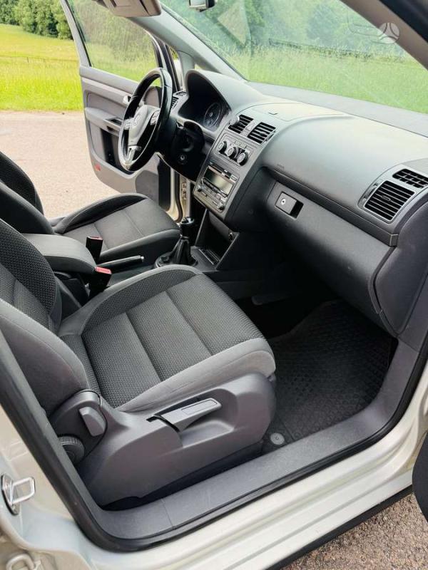 Pelēks Volkswagen Touran 2013 Kauņa, ar dzinēja tilpumu 1.60 L un nobraukumu 391 tūkst. km par 3499 €, foto 9 vietnē AUTOMOTO.COM.LV