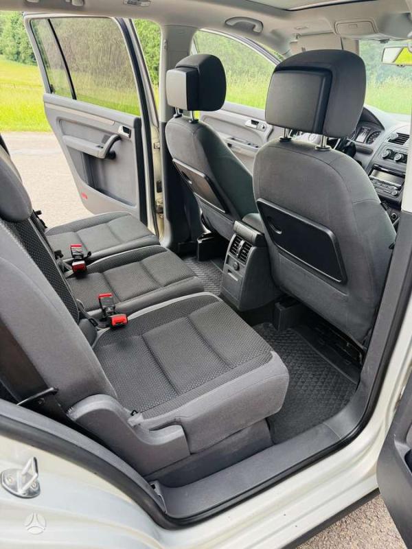 Pelēks Volkswagen Touran 2013 Kauņa, ar dzinēja tilpumu 1.60 L un nobraukumu 391 tūkst. km par 3499 €, foto 10 vietnē AUTOMOTO.COM.LV