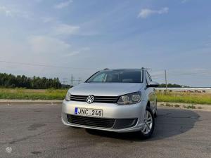 Pelēks Volkswagen Touran 2013 Panevēža, ar dzinēja tilpumu 1.39 L un nobraukumu 358 tūkst. km par 1499 €, foto  vietnē AUTOMOTO.COM.LV