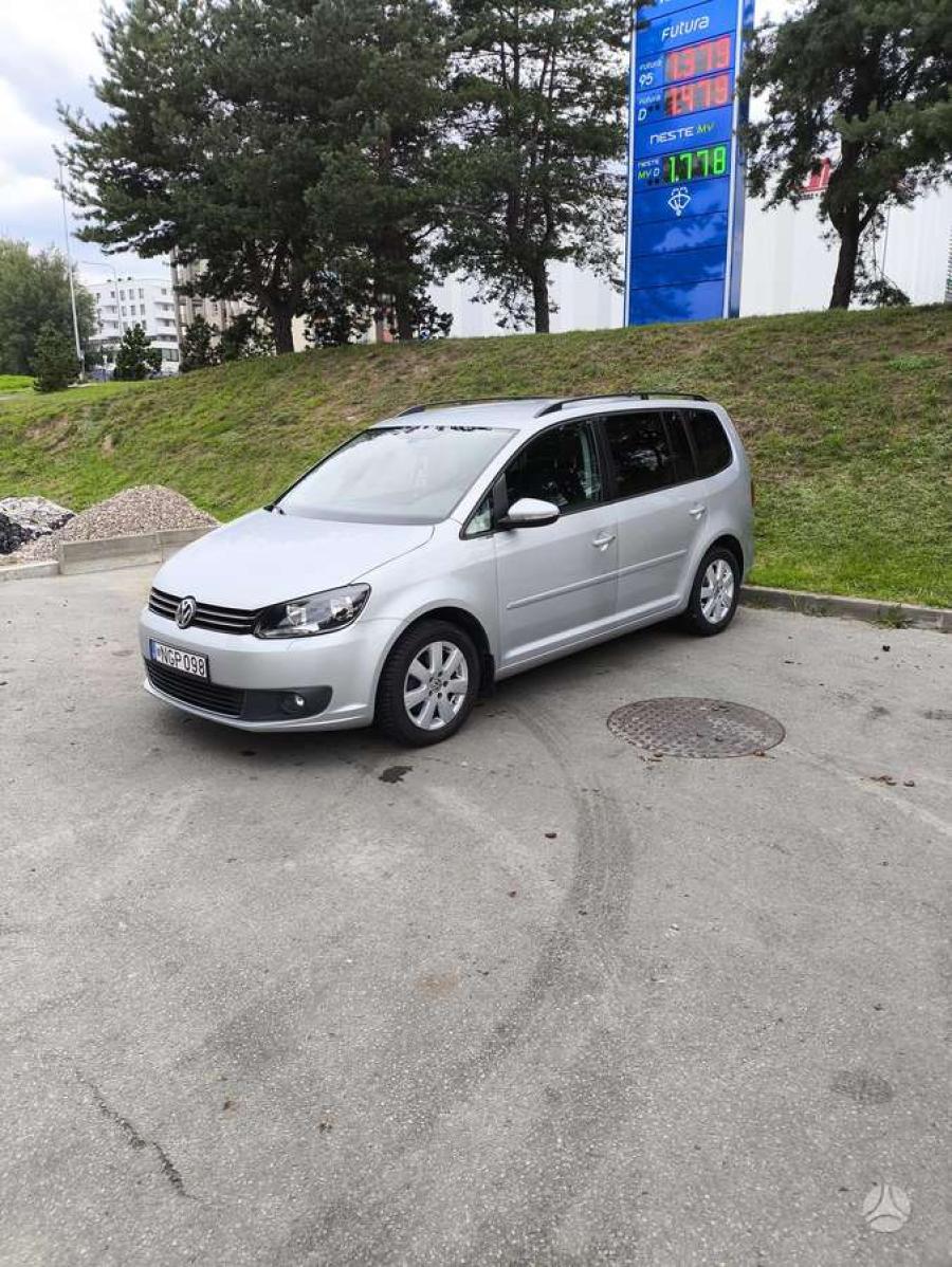 Pelēks Volkswagen Touran 2013 Viļņa, ar dzinēja tilpumu 1.60 L un nobraukumu 267 tūkst. km par 4950 €, foto 1 vietnē AUTOMOTO.COM.LV