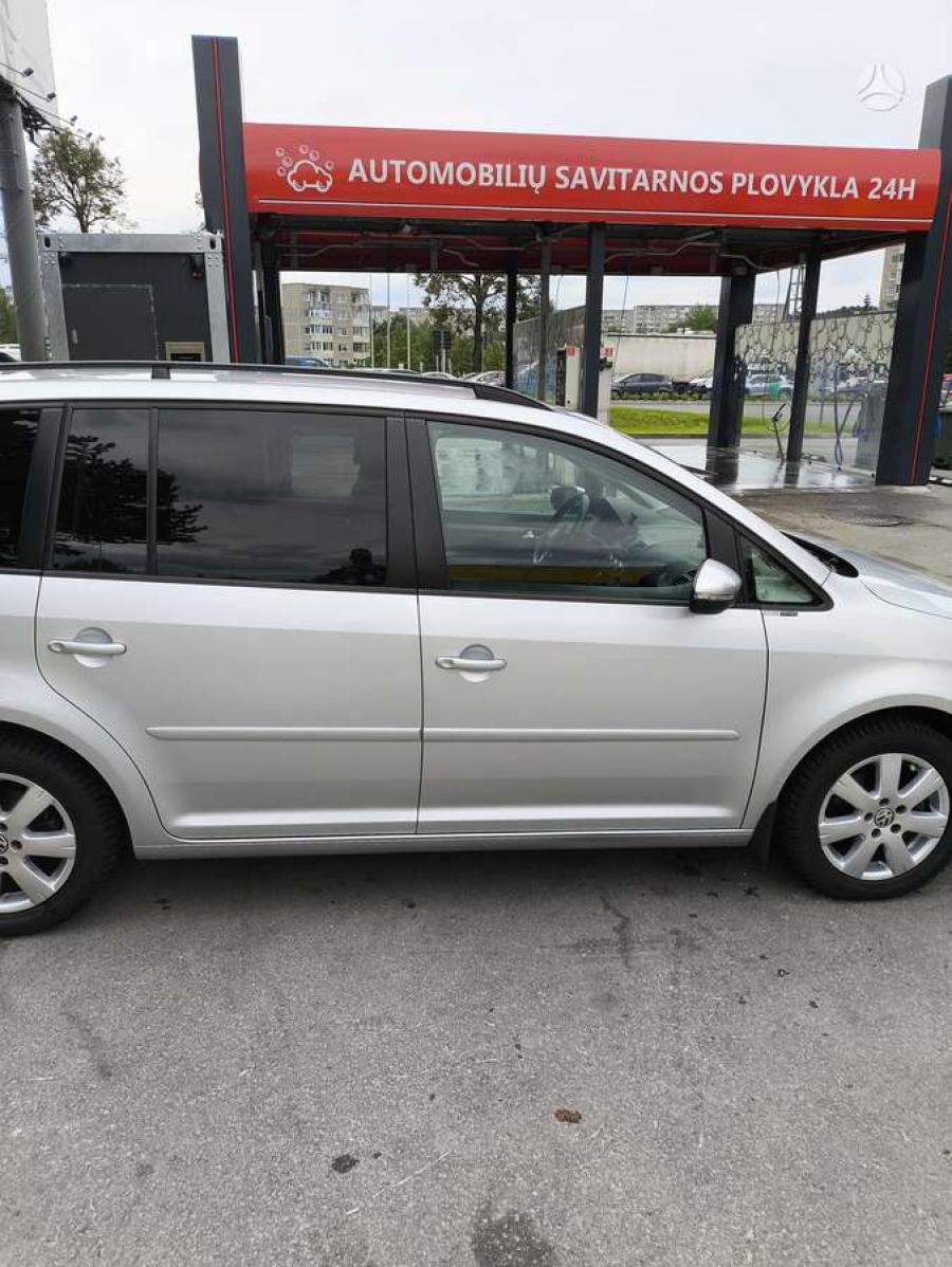 Pelēks Volkswagen Touran 2013 Viļņa, ar dzinēja tilpumu 1.60 L un nobraukumu 267 tūkst. km par 4950 €, foto 3 vietnē AUTOMOTO.COM.LV