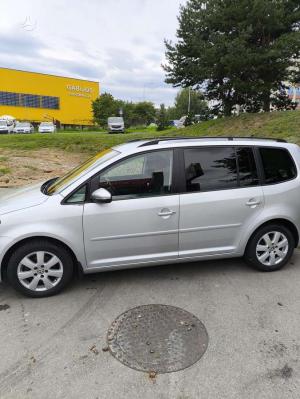 Pelēks Volkswagen Touran 2013 Viļņa, ar dzinēja tilpumu 1.60 L un nobraukumu 267 tūkst. km par 4950 €, foto 4 vietnē AUTOMOTO.COM.LV