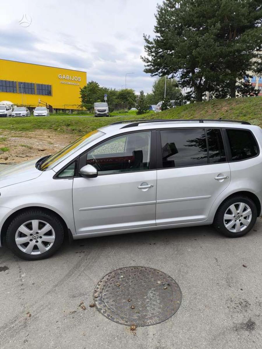 Pelēks Volkswagen Touran 2013 Viļņa, ar dzinēja tilpumu 1.60 L un nobraukumu 267 tūkst. km par 4950 €, foto 4 vietnē AUTOMOTO.COM.LV