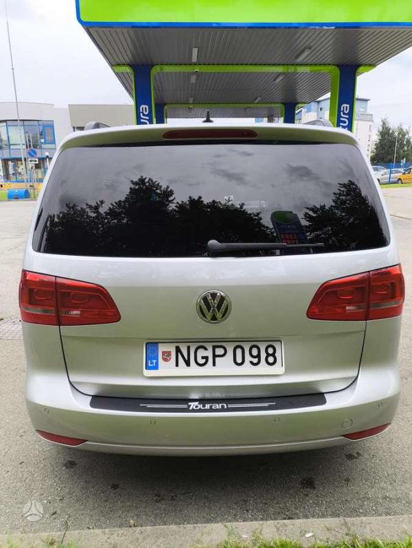Grey Volkswagen Touran 2013 in Vilnius, with an engine capacity of 1.60 L and mileage of 267 thousand km for 4950 €, photo 5 on AUTOMOTO.COM.LV