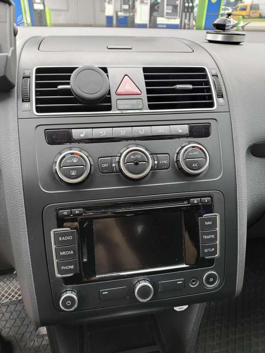 Pelēks Volkswagen Touran 2013 Viļņa, ar dzinēja tilpumu 1.60 L un nobraukumu 267 tūkst. km par 4950 €, foto 12 vietnē AUTOMOTO.COM.LV