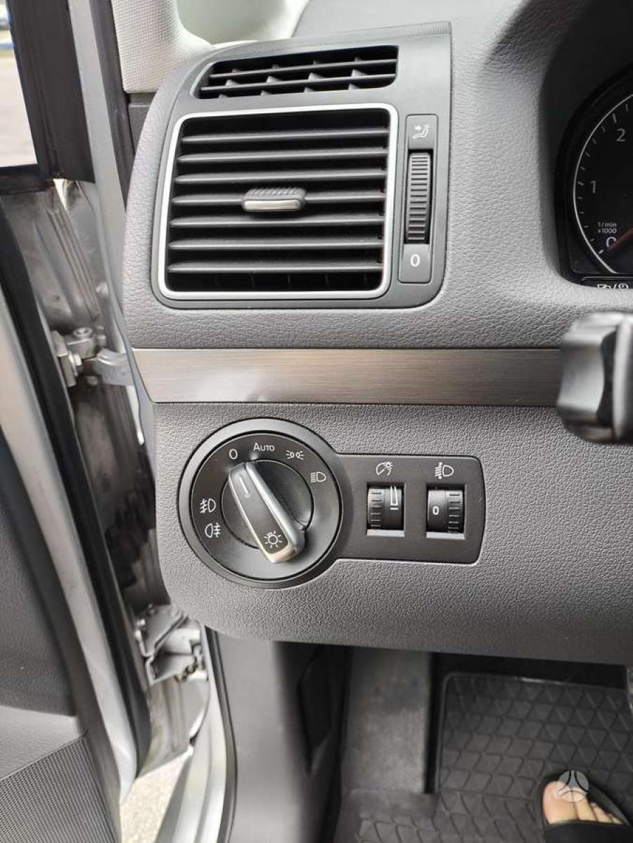 Pelēks Volkswagen Touran 2013 Viļņa, ar dzinēja tilpumu 1.60 L un nobraukumu 267 tūkst. km par 4950 €, foto 13 vietnē AUTOMOTO.COM.LV