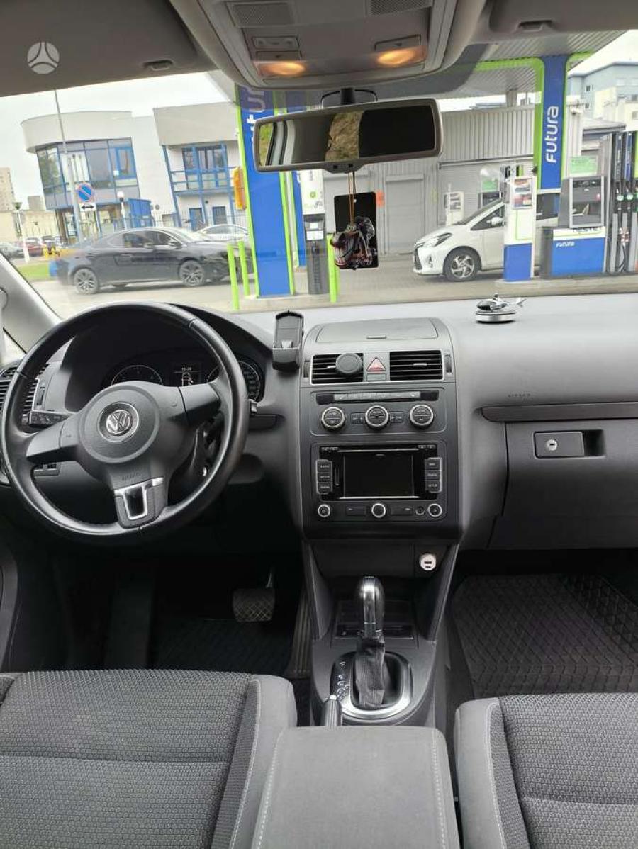 Pelēks Volkswagen Touran 2013 Viļņa, ar dzinēja tilpumu 1.60 L un nobraukumu 267 tūkst. km par 4950 €, foto 15 vietnē AUTOMOTO.COM.LV