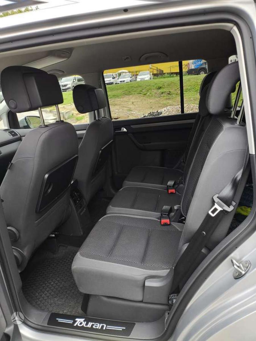 Pelēks Volkswagen Touran 2013 Viļņa, ar dzinēja tilpumu 1.60 L un nobraukumu 267 tūkst. km par 4950 €, foto 19 vietnē AUTOMOTO.COM.LV