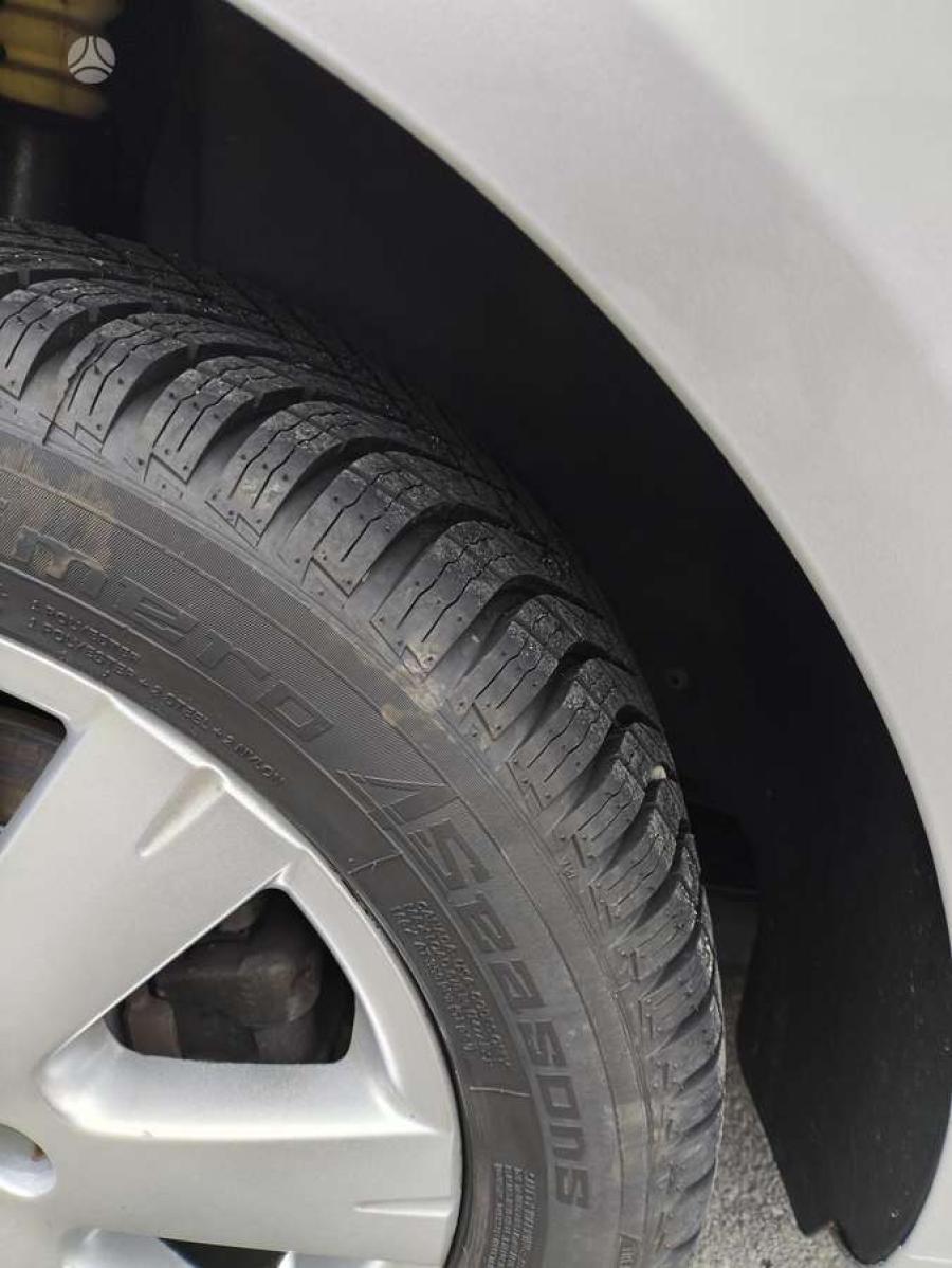Pelēks Volkswagen Touran 2013 Viļņa, ar dzinēja tilpumu 1.60 L un nobraukumu 267 tūkst. km par 4950 €, foto 21 vietnē AUTOMOTO.COM.LV