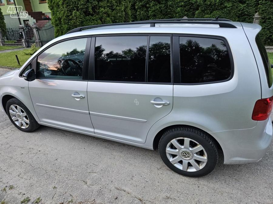 Pelēks Volkswagen Touran 2013 Mažeikiai, ar dzinēja tilpumu 2.00 L un nobraukumu 242 tūkst. km par 5950 €, foto 16 vietnē AUTOMOTO.COM.LV