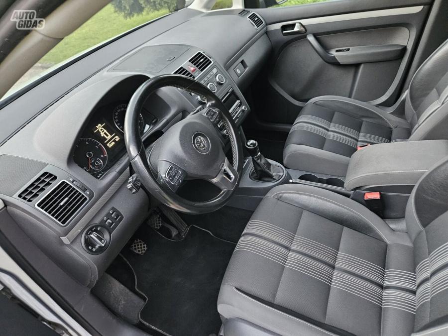 Pelēks Volkswagen Touran 2013 Mažeikiai, ar dzinēja tilpumu 2.00 L un nobraukumu 242 tūkst. km par 5950 €, foto 19 vietnē AUTOMOTO.COM.LV