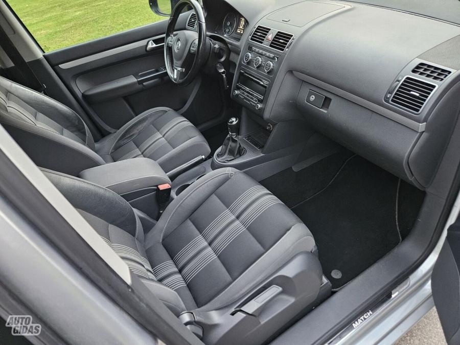 Pelēks Volkswagen Touran 2013 Mažeikiai, ar dzinēja tilpumu 2.00 L un nobraukumu 242 tūkst. km par 5950 €, foto 23 vietnē AUTOMOTO.COM.LV