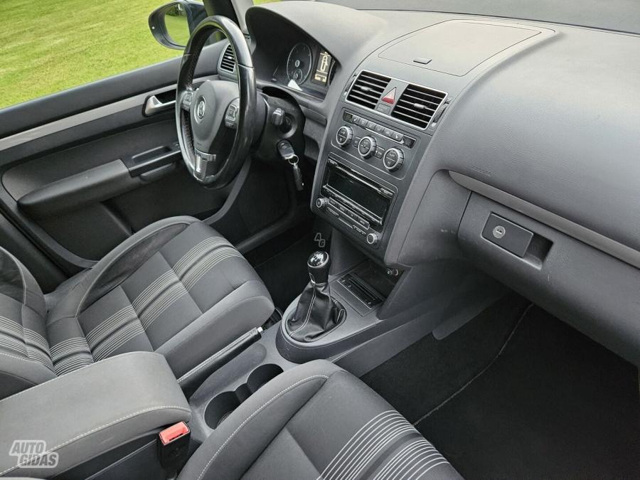 Pelēks Volkswagen Touran 2013 Mažeikiai, ar dzinēja tilpumu 2.00 L un nobraukumu 242 tūkst. km par 5950 €, foto 24 vietnē AUTOMOTO.COM.LV