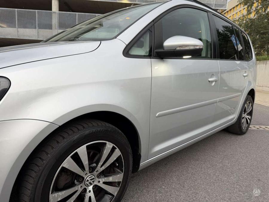 Pelēks Volkswagen Touran 2013 Viļņa, ar dzinēja tilpumu 0.00 L un nobraukumu 298 tūkst. km par 5500 €, foto 21 vietnē AUTOMOTO.COM.LV