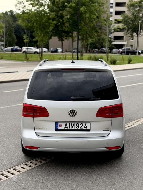 Grey Volkswagen Touran 2013 in Vilnius, with an engine capacity of 0.00 L and mileage of 298 thousand km for 4900 €, photo 6 on AUTOMOTO.COM.LV