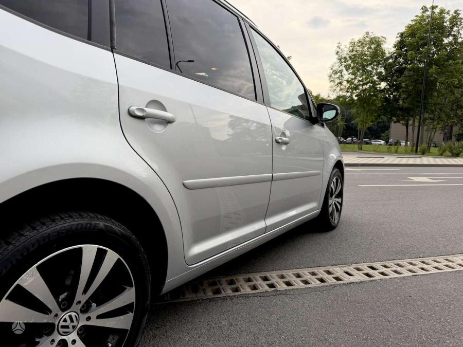Pelēks Volkswagen Touran 2013 Viļņa, ar dzinēja tilpumu 0.00 L un nobraukumu 298 tūkst. km par 4900 €, foto 14 vietnē AUTOMOTO.COM.LV