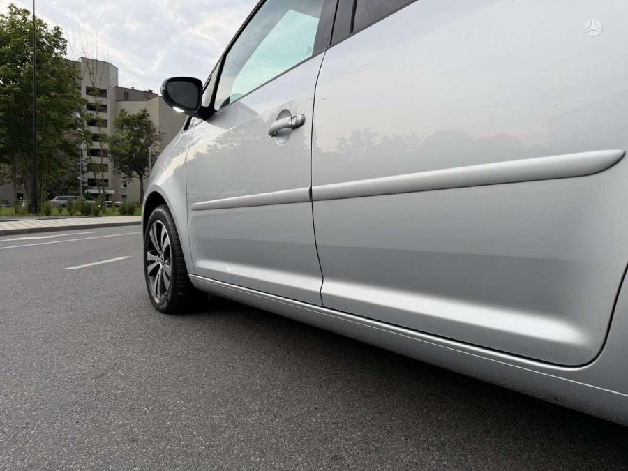 Pelēks Volkswagen Touran 2013 Viļņa, ar dzinēja tilpumu 0.00 L un nobraukumu 298 tūkst. km par 4900 €, foto 18 vietnē AUTOMOTO.COM.LV