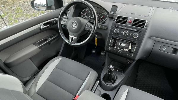 Pelēks Volkswagen Touran 2013 Marijampole, ar dzinēja tilpumu 1.60 L un nobraukumu 137 tūkst. km par 8190 €, foto 2 vietnē AUTOMOTO.COM.LV
