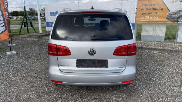 Pelēks Volkswagen Touran 2013 Marijampole, ar dzinēja tilpumu 1.60 L un nobraukumu 137 tūkst. km par 8190 €, foto 9 vietnē AUTOMOTO.COM.LV