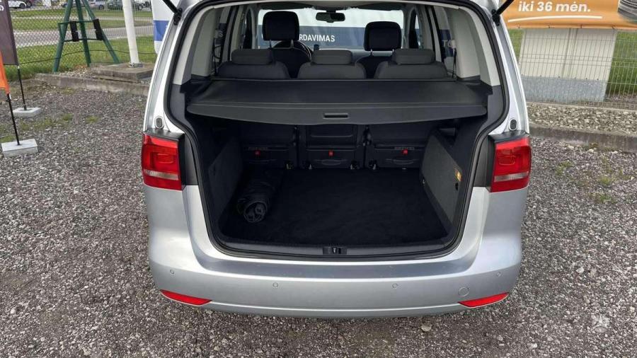 Grey Volkswagen Touran 2013 in Marijampole, with an engine capacity of 1.60 L and mileage of 137 thousand km for 8190 €, photo 11 on AUTOMOTO.COM.LV