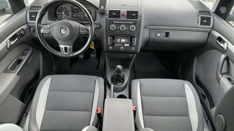 Grey Volkswagen Touran 2013 in Marijampole, with an engine capacity of 1.60 L and mileage of 137 thousand km for 8190 €, photo 15 on AUTOMOTO.COM.LV