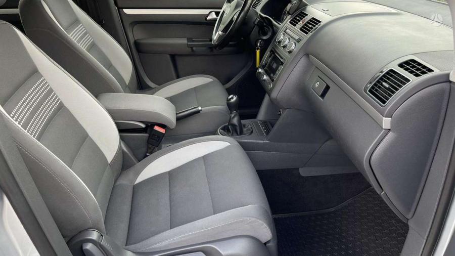 Grey Volkswagen Touran 2013 in Marijampole, with an engine capacity of 1.60 L and mileage of 137 thousand km for 8190 €, photo 16 on AUTOMOTO.COM.LV