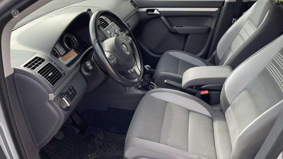 Grey Volkswagen Touran 2013 in Marijampole, with an engine capacity of 1.60 L and mileage of 137 thousand km for 8190 €, photo 21 on AUTOMOTO.COM.LV