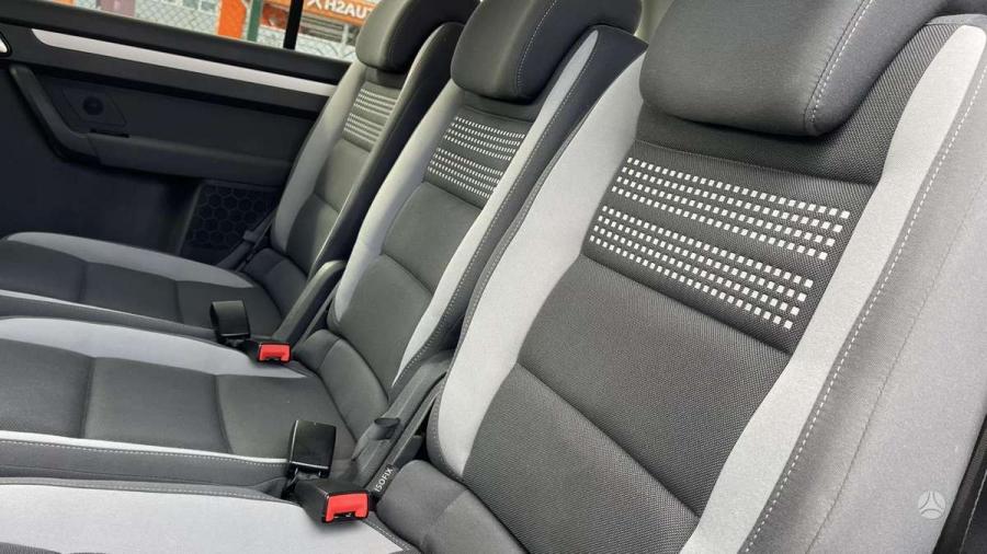 Grey Volkswagen Touran 2013 in Marijampole, with an engine capacity of 1.60 L and mileage of 137 thousand km for 8190 €, photo 24 on AUTOMOTO.COM.LV
