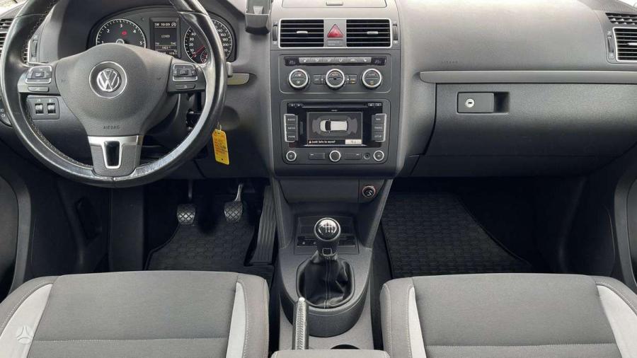 Grey Volkswagen Touran 2013 in Marijampole, with an engine capacity of 1.60 L and mileage of 137 thousand km for 8190 €, photo 36 on AUTOMOTO.COM.LV