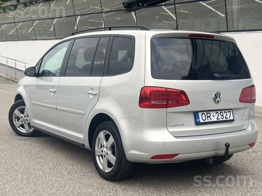 Grey Volkswagen Touran 2013 in Riga, with an engine capacity of 1.40 L and mileage of 219 thousand km for 5450 €, photo 3 on AUTOMOTO.COM.LV