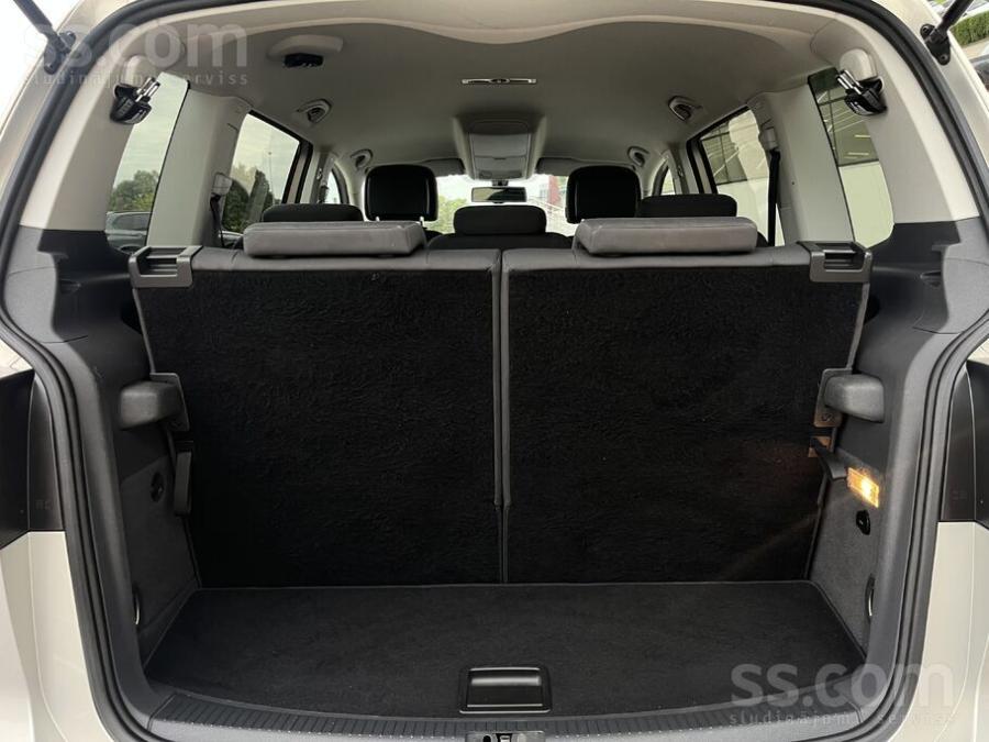 Grey Volkswagen Touran 2013 in Riga, with an engine capacity of 1.40 L and mileage of 219 thousand km for 5450 €, photo 14 on AUTOMOTO.COM.LV