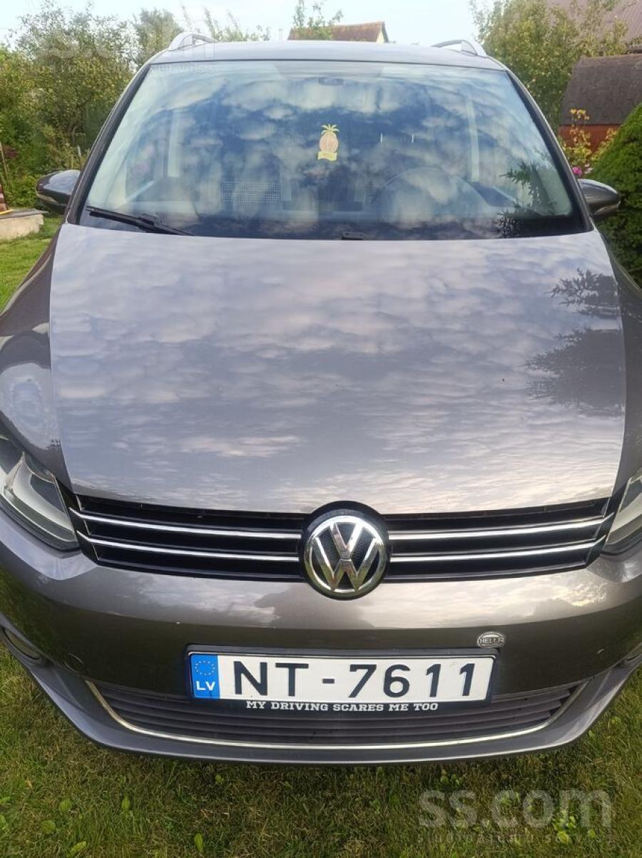 Grey Volkswagen Touran 2013 in Riga, with an engine capacity of 1.60 L and mileage of 251 thousand km for 5100 €, photo 3 on AUTOMOTO.COM.LV