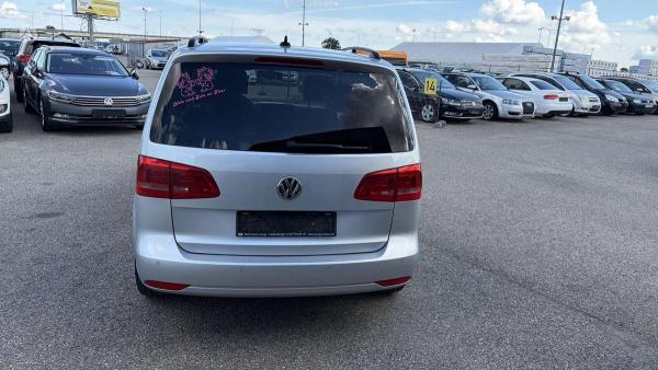 Pelēks Volkswagen Touran 2013 Marijampole, ar dzinēja tilpumu 1.60 L un nobraukumu 260 tūkst. km par 5650 €, foto 7 vietnē AUTOMOTO.COM.LV