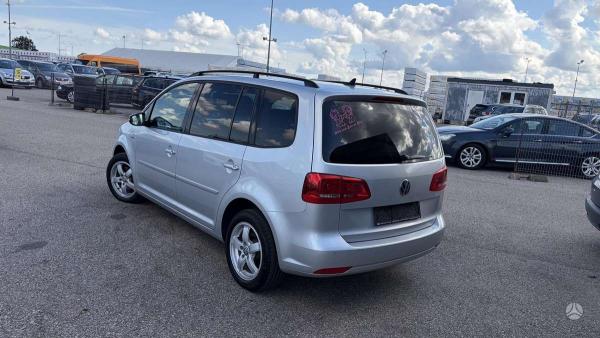 Pelēks Volkswagen Touran 2013 Marijampole, ar dzinēja tilpumu 1.60 L un nobraukumu 260 tūkst. km par 5650 €, foto 8 vietnē AUTOMOTO.COM.LV