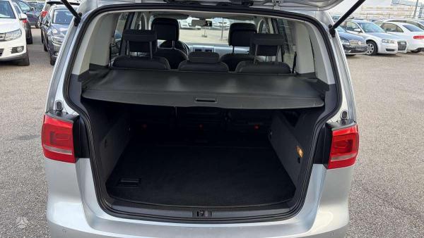 Pelēks Volkswagen Touran 2013 Marijampole, ar dzinēja tilpumu 1.60 L un nobraukumu 260 tūkst. km par 5650 €, foto 11 vietnē AUTOMOTO.COM.LV