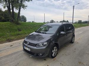 Pelēks Volkswagen Touran 2013 Kauņa, ar dzinēja tilpumu 1.60 L un nobraukumu 250 tūkst. km par 3999 €, foto  vietnē AUTOMOTO.COM.LV