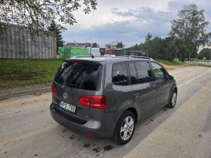 Pelēks Volkswagen Touran 2013 Kauņa, ar dzinēja tilpumu 1.60 L un nobraukumu 250 tūkst. km par 3999 €, foto 4 vietnē AUTOMOTO.COM.LV