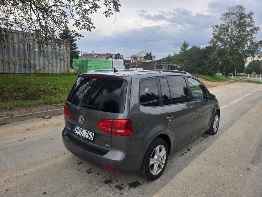 Pelēks Volkswagen Touran 2013 Kauņa, ar dzinēja tilpumu 1.60 L un nobraukumu 250 tūkst. km par 3999 €, foto 4 vietnē AUTOMOTO.COM.LV