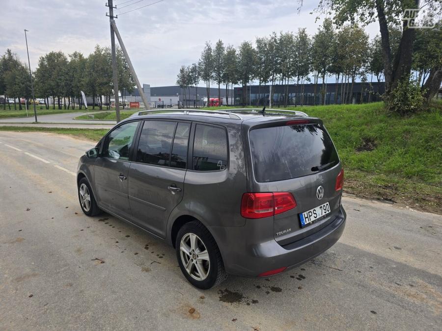 Pelēks Volkswagen Touran 2013 Kauņa, ar dzinēja tilpumu 1.60 L un nobraukumu 250 tūkst. km par 3999 €, foto 5 vietnē AUTOMOTO.COM.LV