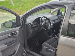 Pelēks Volkswagen Touran 2013 Kauņa, ar dzinēja tilpumu 1.60 L un nobraukumu 250 tūkst. km par 3999 €, foto 6 vietnē AUTOMOTO.COM.LV