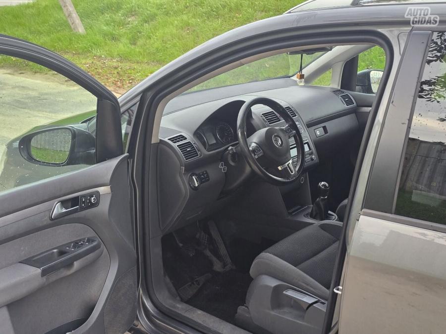 Pelēks Volkswagen Touran 2013 Kauņa, ar dzinēja tilpumu 1.60 L un nobraukumu 250 tūkst. km par 3999 €, foto 6 vietnē AUTOMOTO.COM.LV