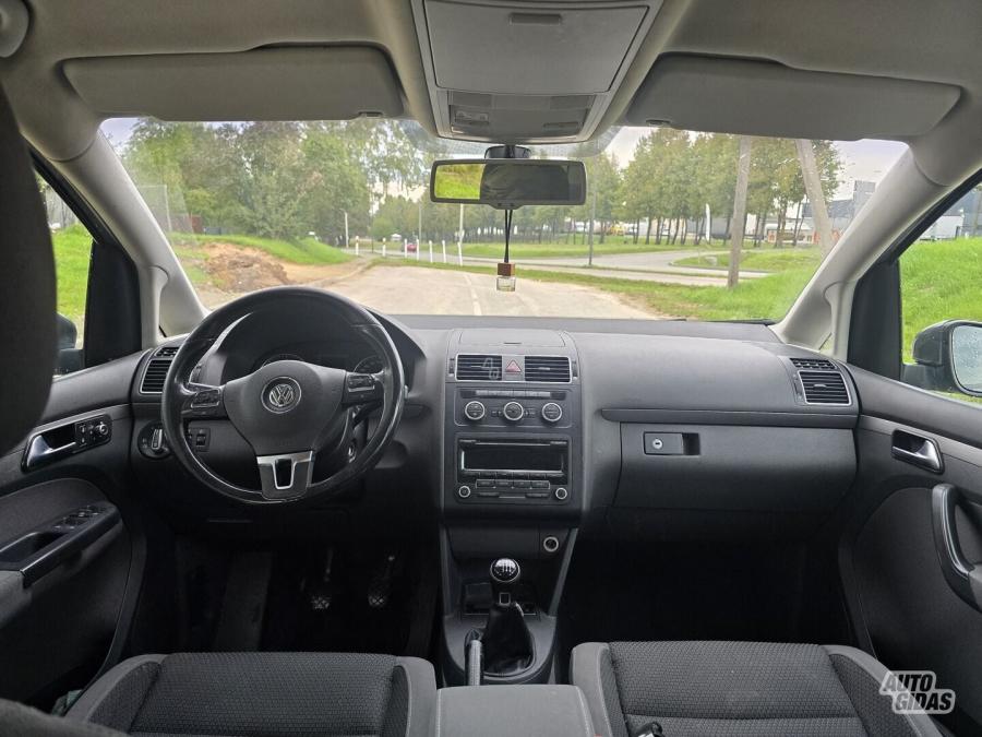 Pelēks Volkswagen Touran 2013 Kauņa, ar dzinēja tilpumu 1.60 L un nobraukumu 250 tūkst. km par 3999 €, foto 7 vietnē AUTOMOTO.COM.LV