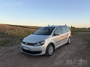 Pelēks Volkswagen Touran 2013 Saldus, ar dzinēja tilpumu 1.60 L un nobraukumu 342 tūkst. km par 2600 €, foto  vietnē AUTOMOTO.COM.LV