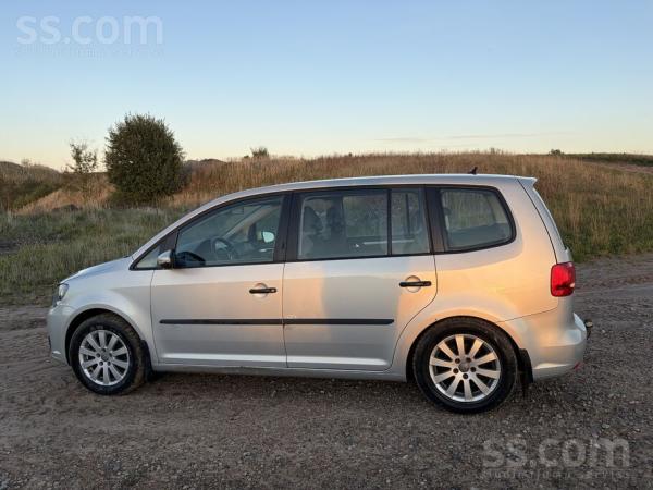 Pelēks Volkswagen Touran 2013 Saldus, ar dzinēja tilpumu 1.60 L un nobraukumu 342 tūkst. km par 2600 €, foto 4 vietnē AUTOMOTO.COM.LV